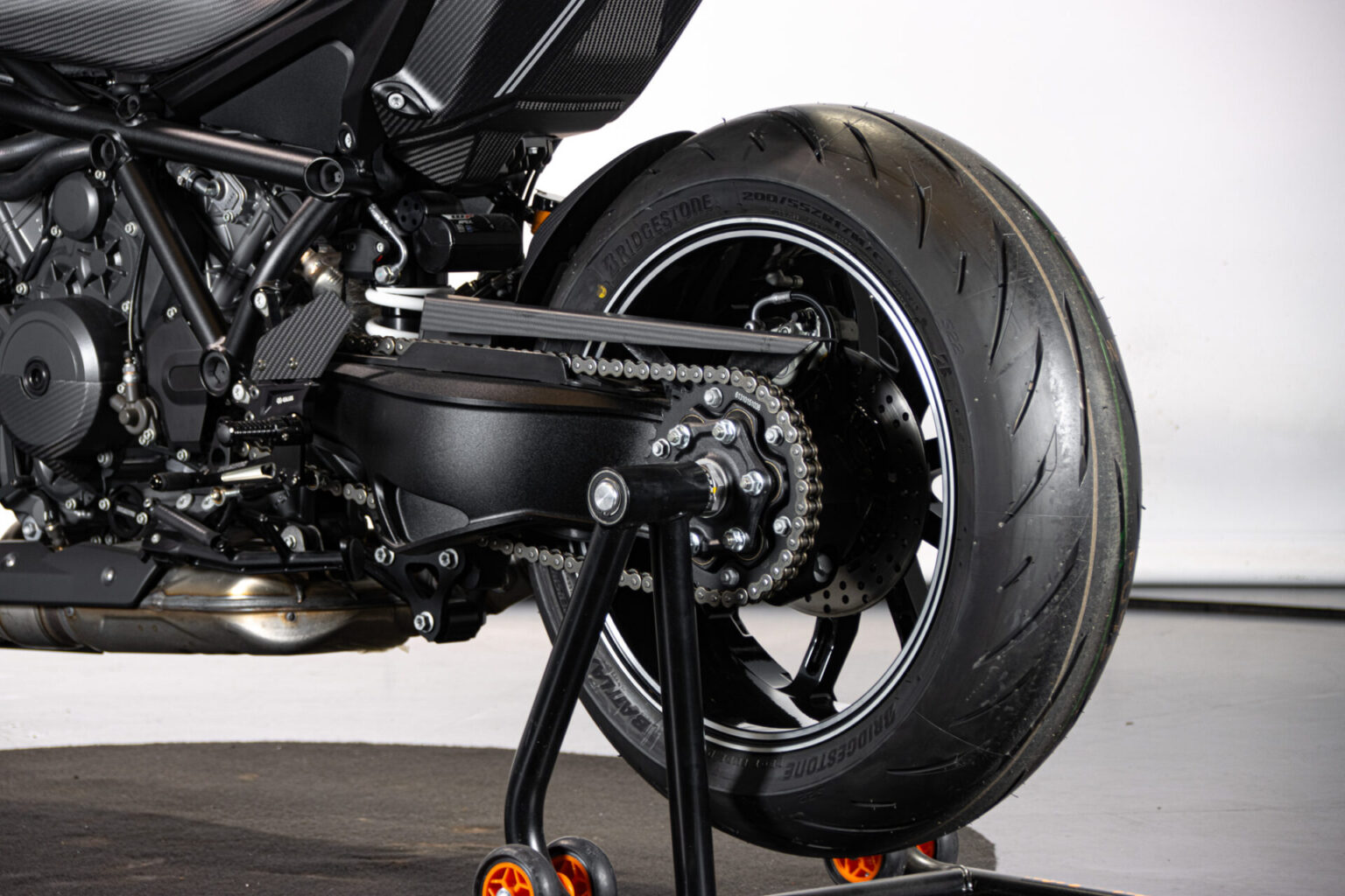 2025 BRABUS 1300 R MAGMA RED - Ruote da Sogno